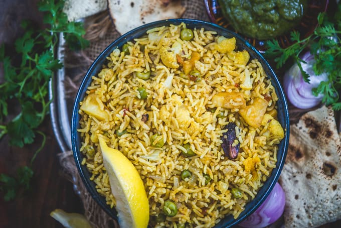 Aloo Matar Gobhi Ki Tahri Recipe (Step by Step) - Whiskaffair