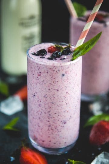 Strawberry Blueberry Smoothie Recipe (No Banana) - Whisk Affair