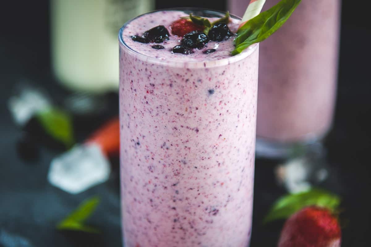 Strawberry Blueberry Smoothie Recipe (No Banana) - Whisk Affair