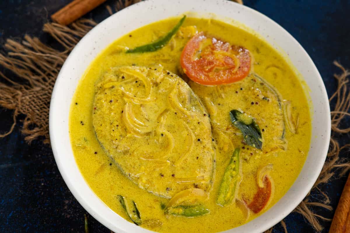 Kerala Style Fish Molee Recipe (Meen Molly) + Video