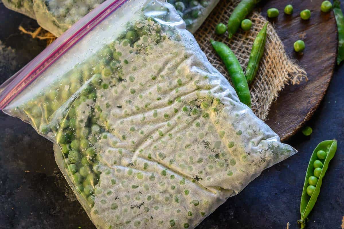 How to freeze Peas (Step by Step + Video) - Whiskaffair