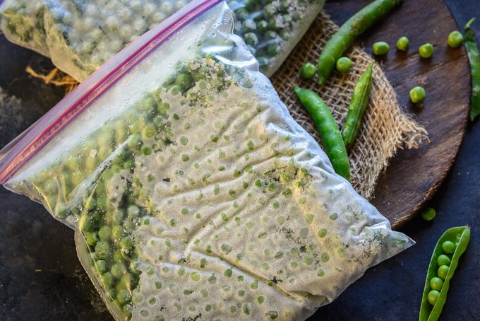 How to freeze Fresh Peas (Step by Step + Video) - Whiskaffair