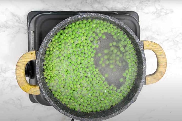 How to freeze Peas (Step by Step + Video) - Whiskaffair