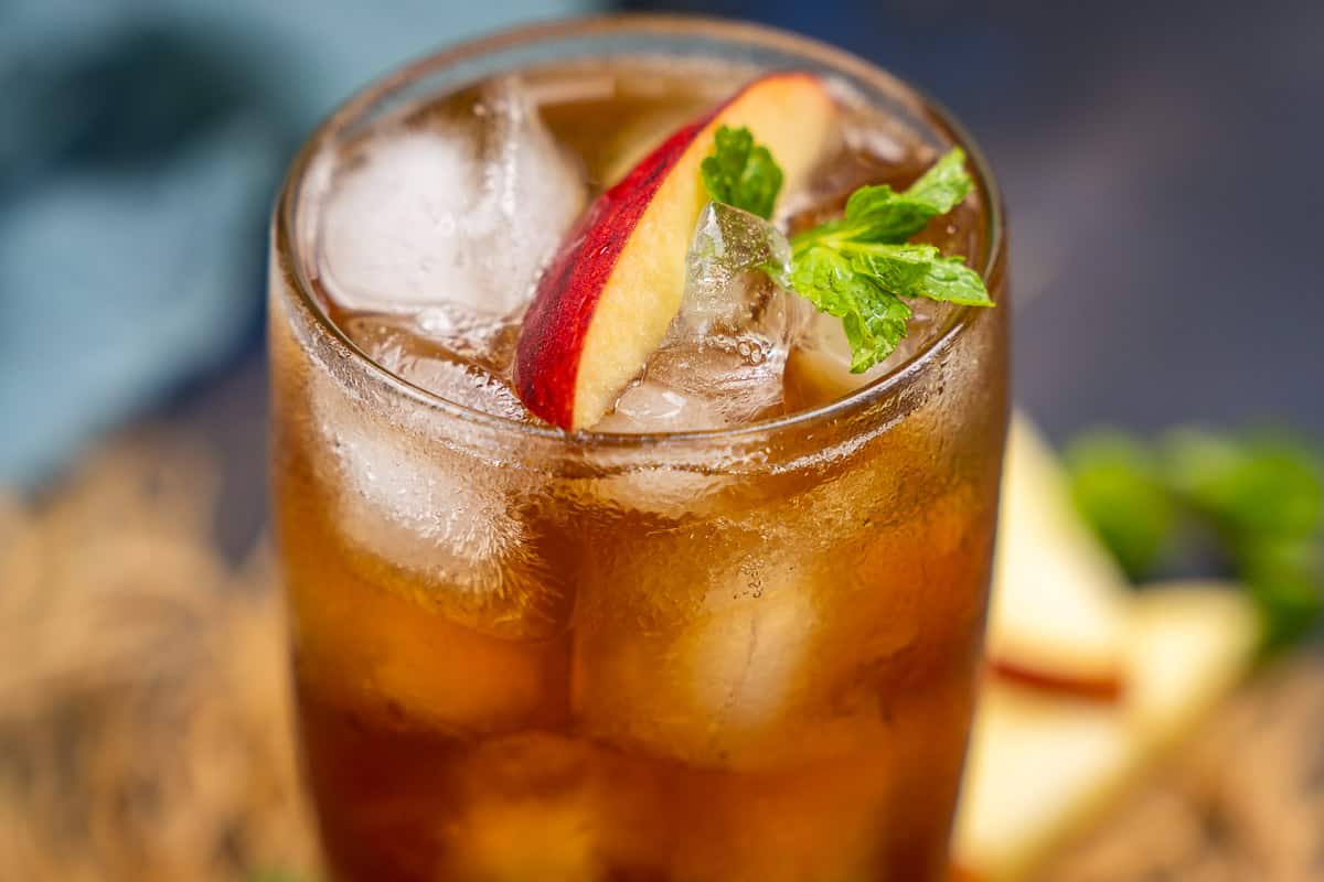 Refreshing Apple Iced Tea Recipe + Video - Whiskaffair