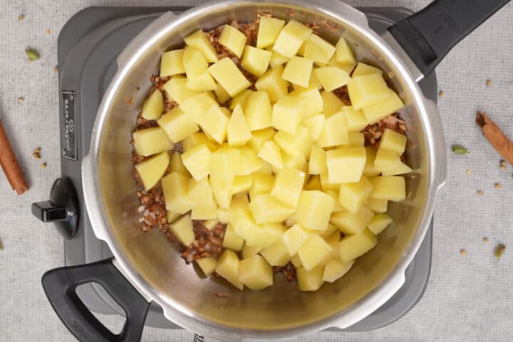 Aloo Vindaloo Recipe (Potato Vindaloo) - Whiskaffair