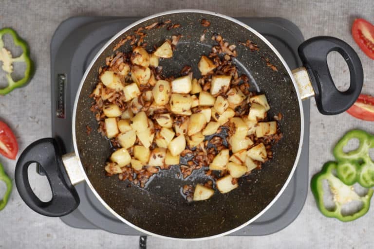 Dry Aloo Capsicum Recipe (Aloo Shimla Mirch) + Video