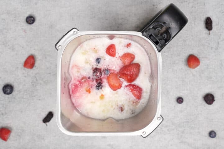 Berry Blast Smoothie Recipe (No Banana) - Whisk Affair