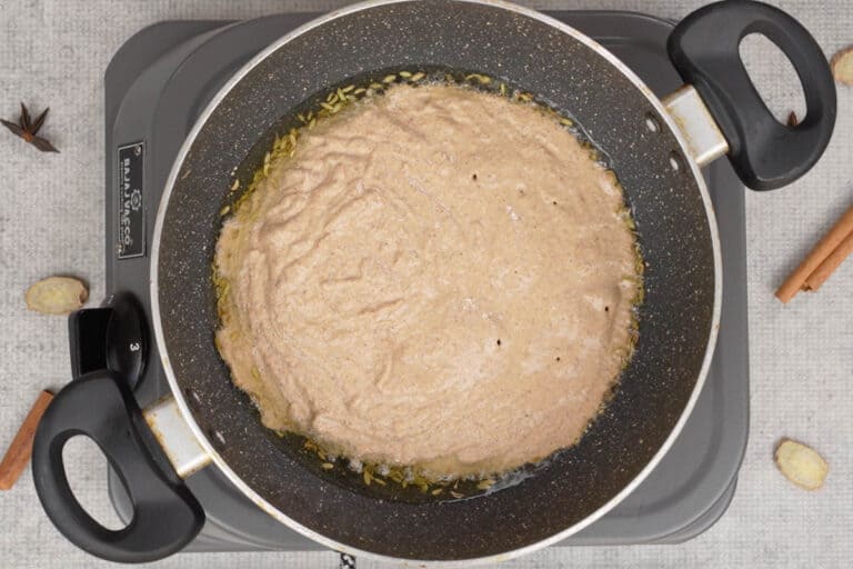 Muttai Kulambu Recipe (Tamil Nadu Style Egg Curry With Coconut) - Whisk ...
