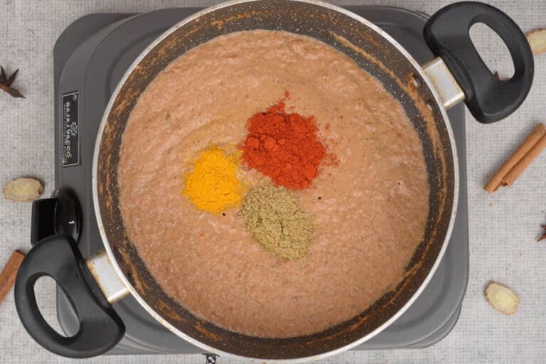 Muttai Kulambu Recipe (Tamil Nadu Style Egg Curry With Coconut) - Whisk ...