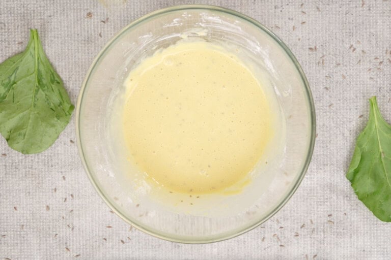 Palak Chaat Recipe (Crispy Palak Patta Chaat) - Whisk Affair