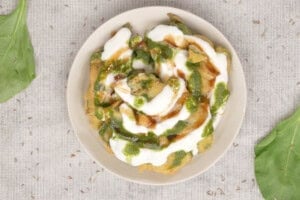 Palak Chaat Recipe (Crispy Palak Patta Chaat) - Whisk Affair