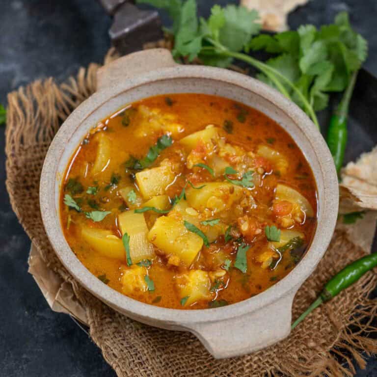 Aloo Tamatar Ki Sabji Recipe (North Indian Potato Tomato Curry) - Whisk ...